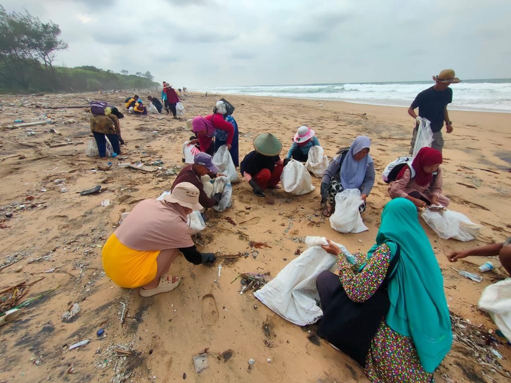 JAKTV - TWNC & Warga Bersihkan Ceceran Minyak Mentah di Empat Pantai di ...